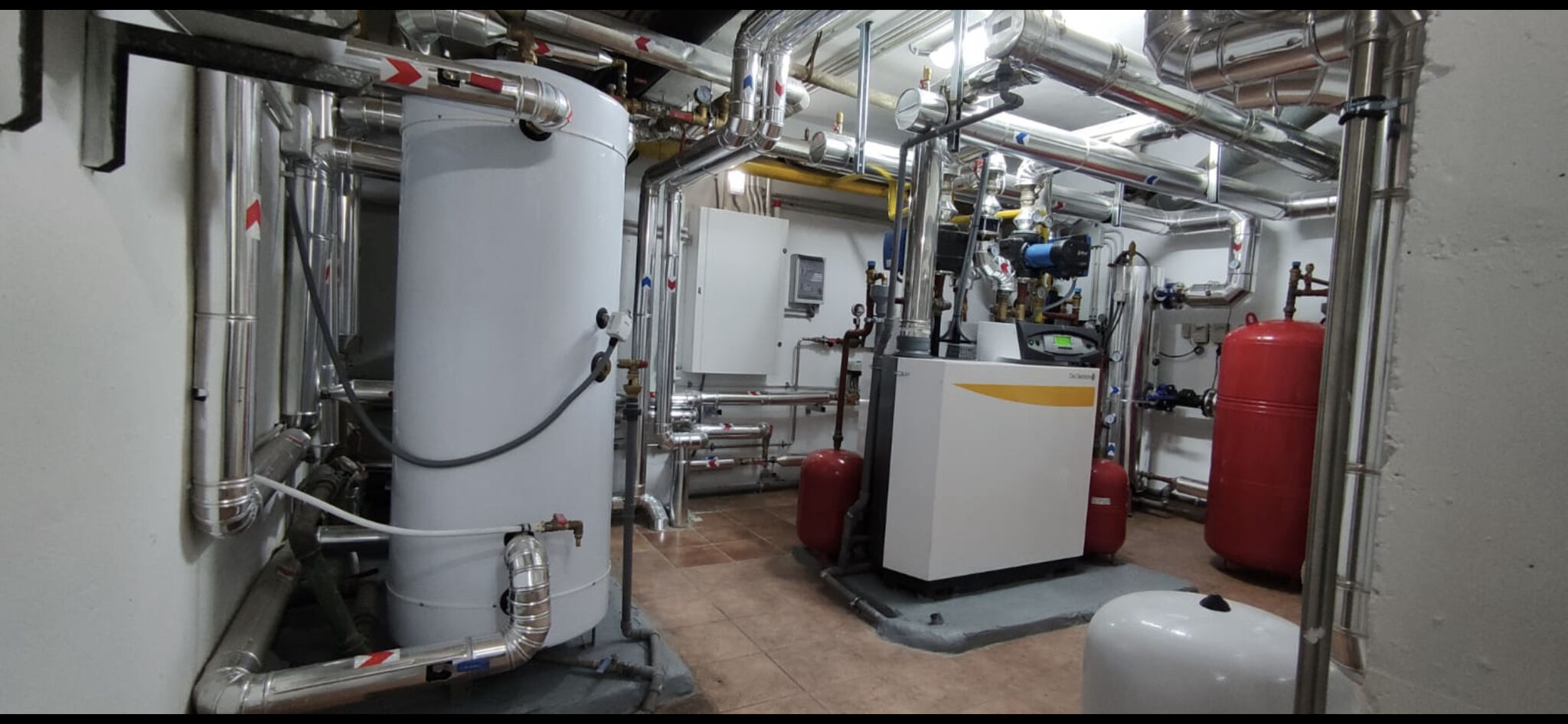 Sala calderas + Paneles solares híbridos | Ecubo